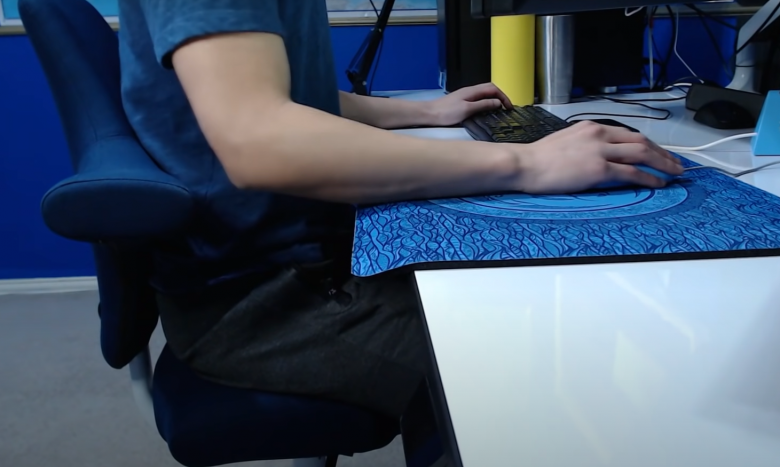 How to Stop Sweaty Hands When Gaming? - GamingProfy