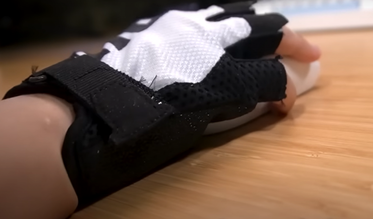 How to Stop Sweaty Hands When Gaming? - GamingProfy